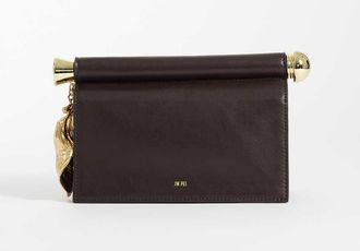 JW PEI Holly - Verzierte Clutch in Dunkelbraun mit Metallanh&auml;nger
