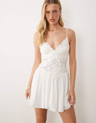 Abercrombie & Fitch Tr&auml;gerloses kurzes Spitzen-Brautkleid in Wei&szlig;