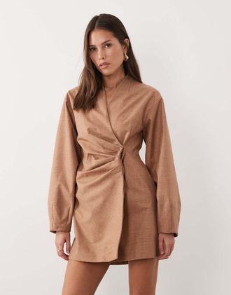 Asos Robe blazer structur&eacute;e avec plis &agrave; la taille - Beige-Multicolore