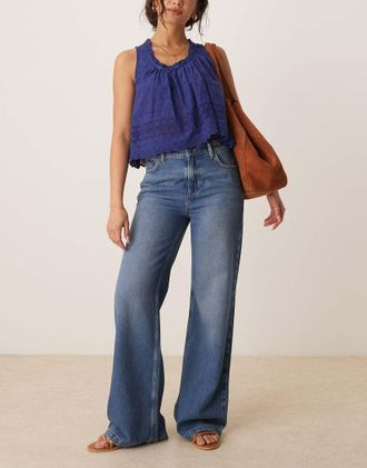 Free People Stride - Jeans in mittelblauer Waschung mit geradem Schnitt und weitem Bein