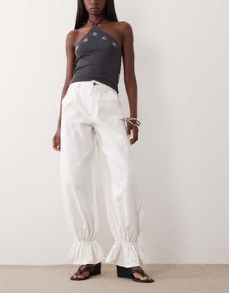 Asos Jean ballon d&eacute;lav&eacute; &agrave; taille fronc&eacute;e - &Eacute;cru-Blanc