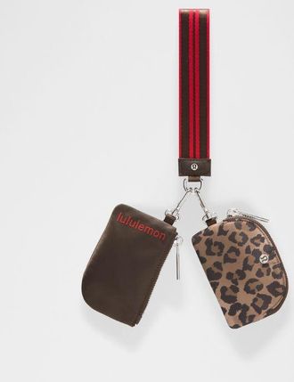 lululemon Armband mit Doppel-Beutel Leopardenmuster in True Leopard Multi/Oxford Red/Walnut Crunch