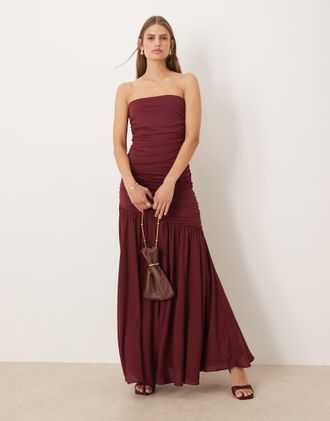 SNDYS Asymmetrisches Netzstoff-Maxikleid in Cranberry-Rot mit tiefer Taille und Raffung