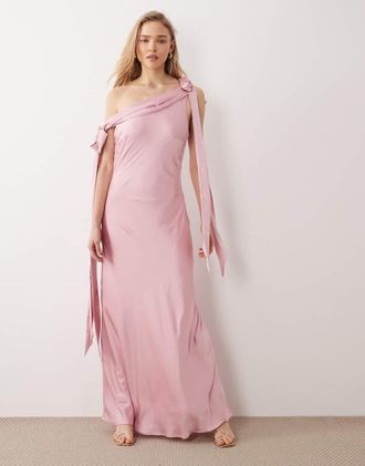 Tfnc Linvit&eacute;e - Robe longue en satin &agrave; &eacute;paule tombante - Rose