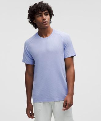 lululemon Metal Vent Tech T-Shirt f&uuml;r M&auml;nner - Gr&ouml;&szlig;e XL in Serene Blue/Dusty Lilac