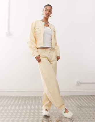 Collusion Veste en jean ajustée avec boucle au dos - Babeurre-Jaune