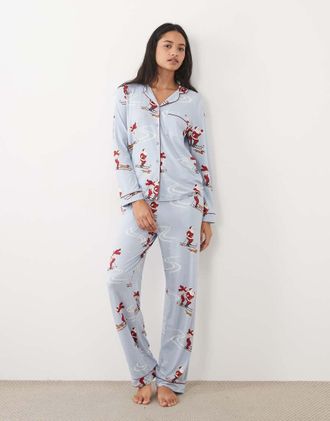 Chelsea Peers Christmas super soft Pyjama-Set mit Knopfleiste in Blau mit Ski-Weihnachtsmann