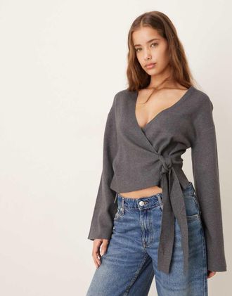 Gina Tricot Gina Tricot - Strickjacke in Dunkelgrau meliert mit V-Ausschnitt, Wickeldesign und weiten &Auml;rmeln