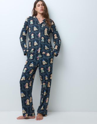 Chelsea Peers Christmas Pyjama-Set mit Knopfleiste und marineblauem Wackelhund-Print