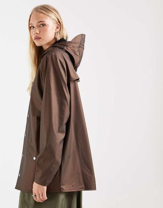 Rains wasserdichte kurze Jacke mit Kapuze in gl&auml;nzendem Braun