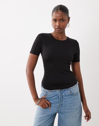 Good American Formender T-Shirt-Body in Schwarz