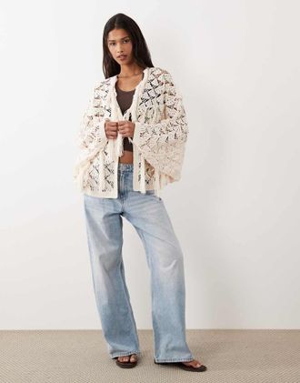 Asos Hochwertige Strickjacke in Cremewei&szlig; mit H&auml;kelmuster und Fransen