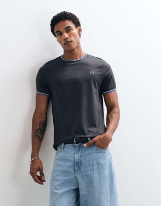 Fred Perry Kurzarm-T-Shirt mit Logo und Doppelstreifen in Anthrazitgrau