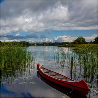 Wallario Sticker/Aufkleber f&uuml;r K&uuml;hlschrank/Geschirrsp&uuml;ler/K&uuml;chenschr&auml;nke, Selbstklebende Folie - 60 x 60 cm, Motiv: Rotes Kanu am See