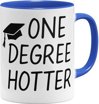 OM3 One Degree Hotter Kaffee-Tasse mit Spruch - Abschluss f&uuml;r Bachelor Master Studium Graduation - Gl&uuml;ckwunsch Diplom bestandene Pr&uuml;fung - Keramik Becher 