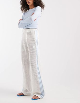 adidas Originals Pantalon de surv&ecirc;tement au crochet - Blanc et bleu