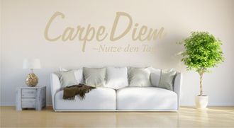 Indigos UG Wandtattoo Wohnzimmer - Wandaufkleber Carpe Diem - Genie&szlig;e den Tag - 150cm x 47cm beige E947 - Aufkleber Kinderzimmer Schlafzimmer K&uuml;che Badezimmer B&uuml;