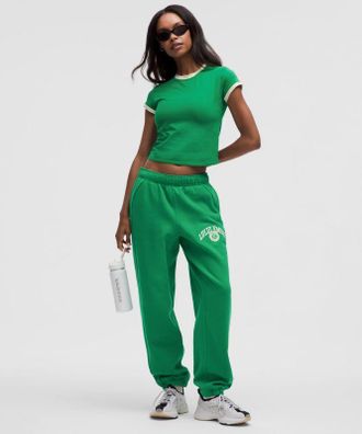 lululemon Scuba Jogginghose im Oversized Fit mit mittelhohem Bund Graphic für Frauen - Größe 2XS in Raceway Green/Light Ivory