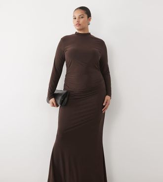 Tfnc Plus robe longue en tulle &agrave; col montant et c&ocirc;t&eacute; fronc&eacute; couleur chocolat-Multi