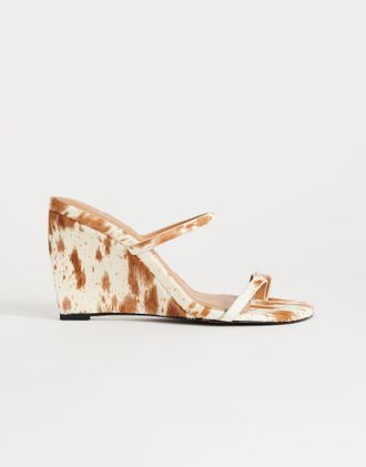 Topshop Abi - Chaussures &agrave; talon compens&eacute; et brides en cuir effet poulain &agrave; imprim&eacute; vache-Brown