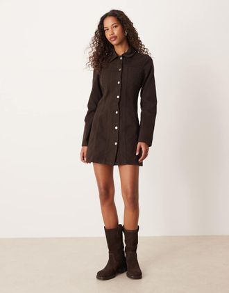 Asos Lang&auml;rmliges, ausgestelltes Minikleid aus Denim in Schokobraun-Brown
