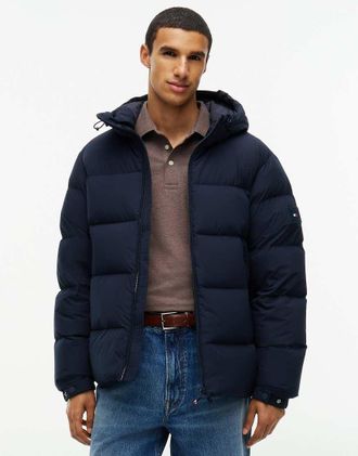 Tommy Hilfiger Jacke mit Logo-Patch, Daunenf&uuml;llung und Kapuze in Marineblau