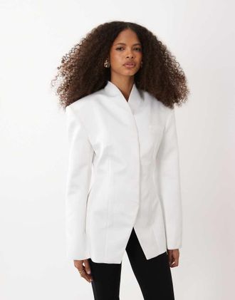 Asos Hochgeschlossener, taillierter Blazer aus schwerem Satin in Elfenbeinwei&szlig;