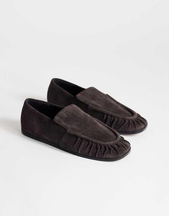 Topshop Dora mocassin en daim fronc&eacute; couleur chocolat-Marron