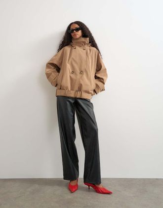 Topshop Hose aus Kunstleder mit Taillenraffung in Schwarz-Multi