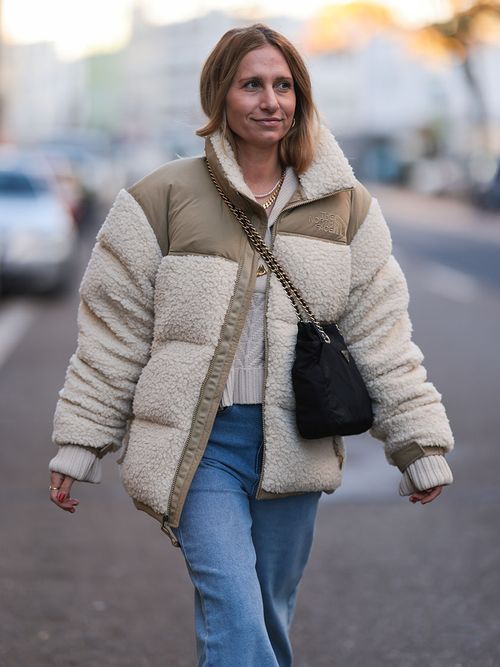 Streetstyle mit einer Jeans und der Teddyjacke von The North Face.