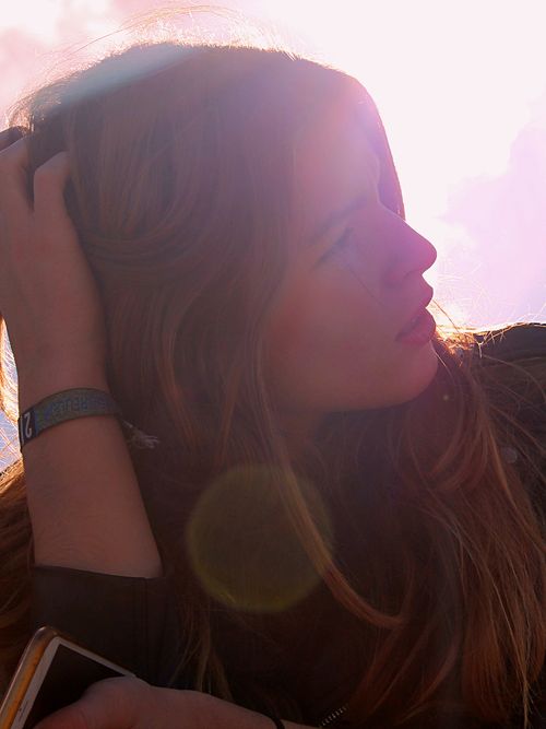 Frau die sich an den Kopf fasst