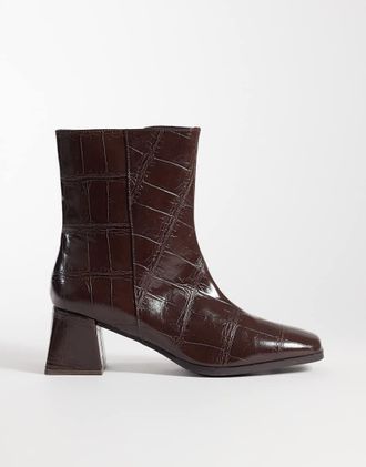London Rebel Delta Stiefeletten mit mittlerer Schafth&ouml;he in Schokobraun in Kroko-Optik