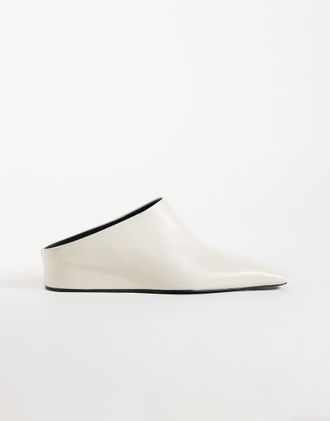 Asos Maeve Mules aus Premium-Leder mit verdecktem Keilabsatz in Wollwei&szlig;