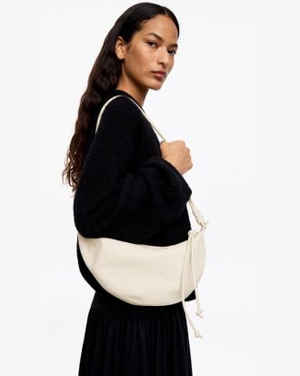 Arket Halbmondf&ouml;rmige Ledertasche -Beige
