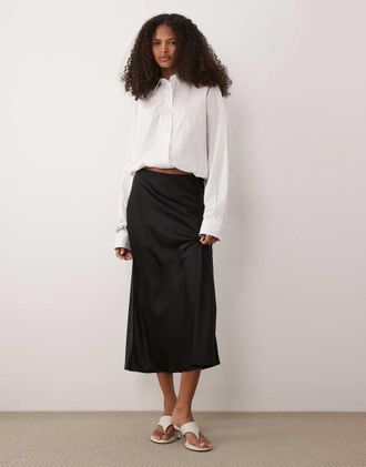 Vero Moda Satin-Midirock in Schwarz