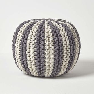 Homescapes Pouf, grau-wei&szlig; gestreifter Strickpouf, rundes Bodenkissen 35 x 40 cm, dekorativer Fu&szlig;hocker mit grob gestricktem Bezug aus 100% Baumwolle, Strickpuff
