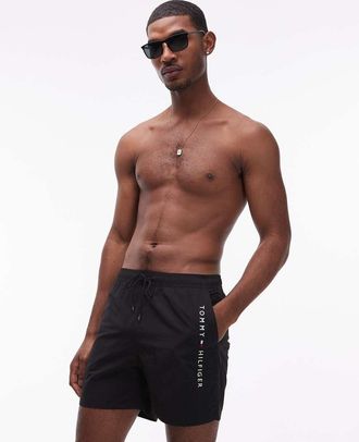 Tommy Hilfiger Short de bain &agrave; logo avec poches zipp&eacute;es et cordon de serrage - Noir