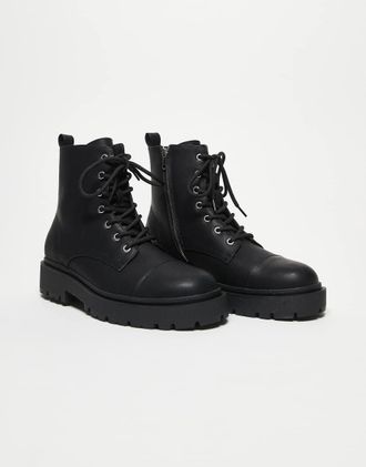 Asos Stiefel zum Schn&uuml;ren in Schwarz mit silberfarbenen Details und gerillter Sohle