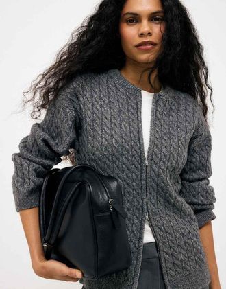 NA-KD Pullover mit Zopfmuster und Rei&szlig;verschluss in Dunkelgrau