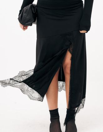 NA-KD Asymmetrischer Midirock in Schwarz mit Spitzensaum