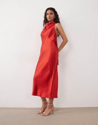 Pretty Lavish Edita - Robe longueur mollet en satin avec dos nu et col b&eacute;nitier - Rouge