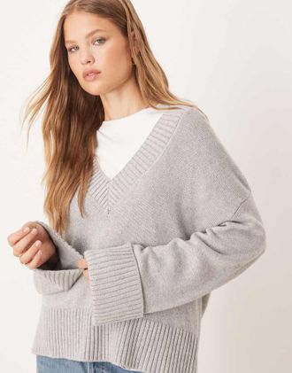 Gina Tricot Gina Tricot - Strickpullover in meliertem Hellgrau mit V-Ausschnitt und weiten &Auml;rmeln