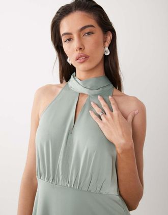 Vero Moda Robe mi-longue drap&eacute;e en satin &agrave; col montant et d&eacute;tail foulard - Vert moyen