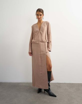 Topshop Maxikleid aus Viskose-Satin mit Streifen, tiefer Taille, langen &Auml;rmeln und Wickeloptik vorn in Taupe-Neutral
