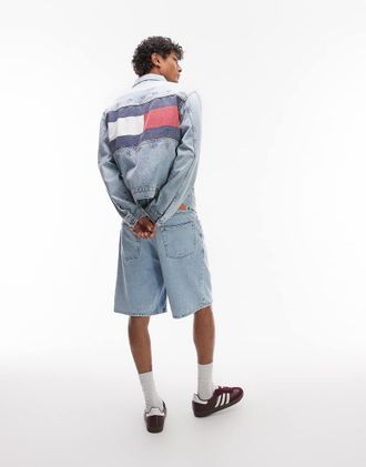 Tommy Jeans Veste en jean avec imprimé drapeau vintage au dos - Bleu clair délavé
