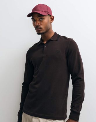 Fred Perry Polohemd mit doppelten Kontraststreifen in Dunkelbraun mit schwarzen Kontraststreifen