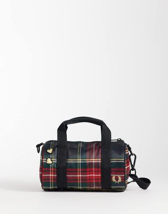 Fred Perry x Amy Winehouse Mini-Fass-Tasche aus Nylon mit Tartanmuster in Rot