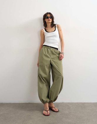 Topshop Pantalon cargo bouffant en tissu ripstop - Kaki-Vert