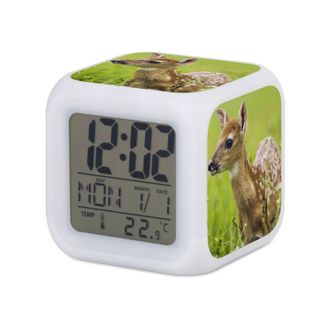Fabulous Wecker W&uuml;rfel beleuchtet Wei&szlig; - Rehkitz Baby Tier Foto Natur Wildleben niedlich - 7,8 x 7,8 x 7,8 cm - Retro Beleuchtung Mehrfarbig LED