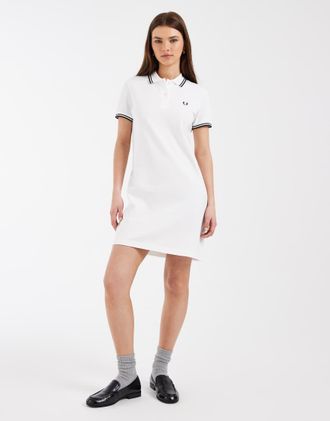 Fred Perry Kurzes Polo-Hemdkleid in Wei&szlig; mit zwei Zierstreifen und Logo